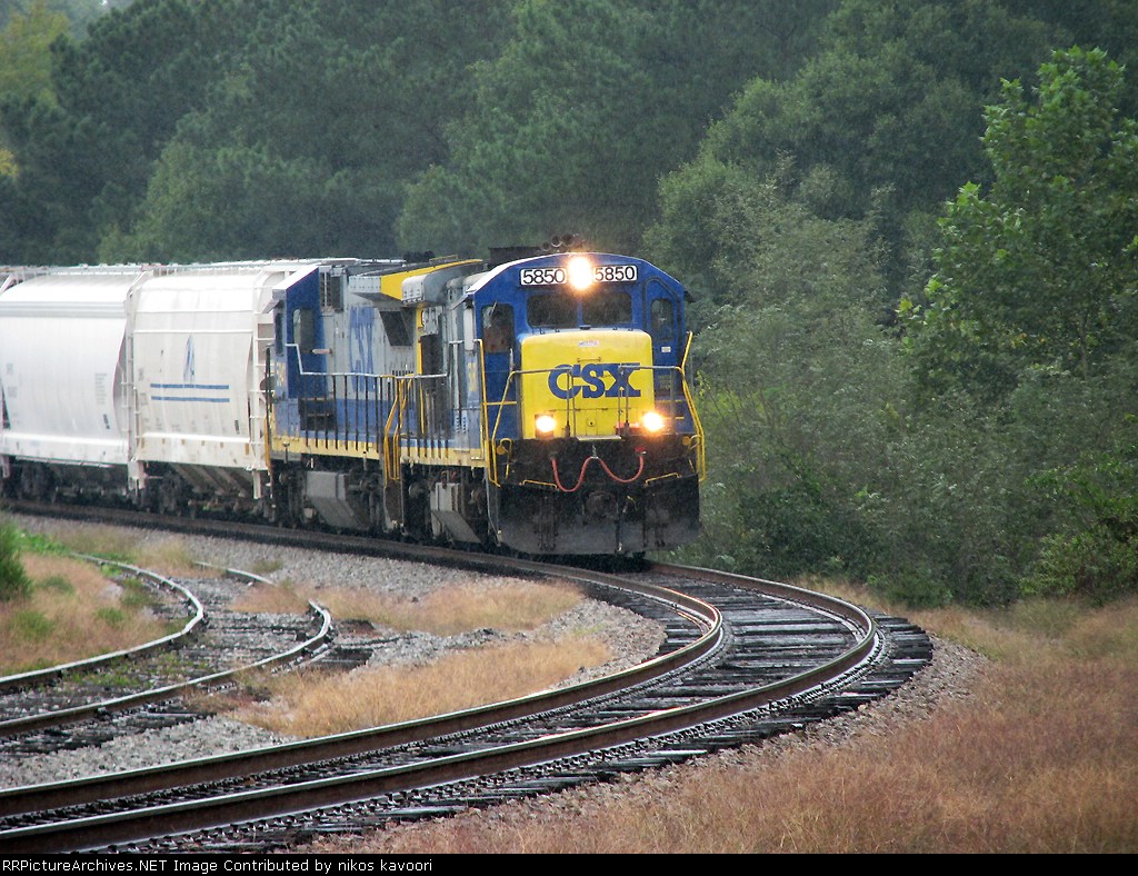 CSX 5850 rounding the corner into downtown Union Point